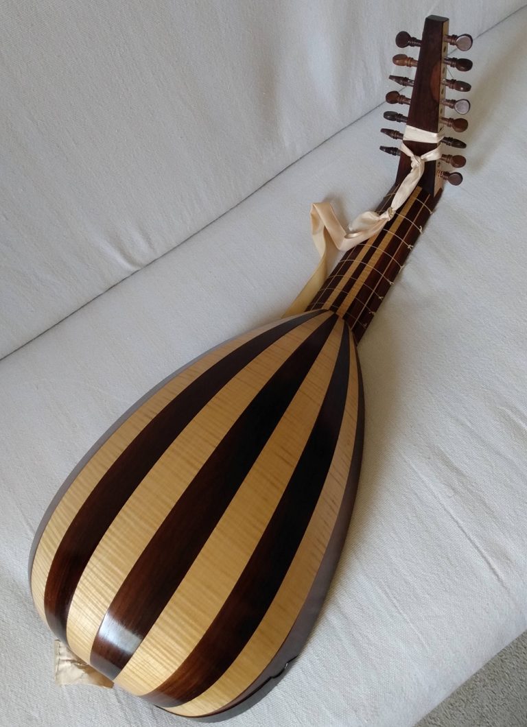 Brief history of the lute - Museu Virtual de Instrumentos Musicais